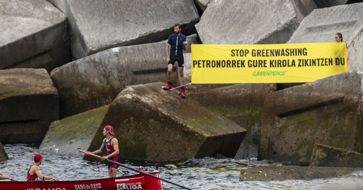 Activistas de Greenpeace despliegan una pancarta en la regata del puerto Bilbao con el mensaje ...