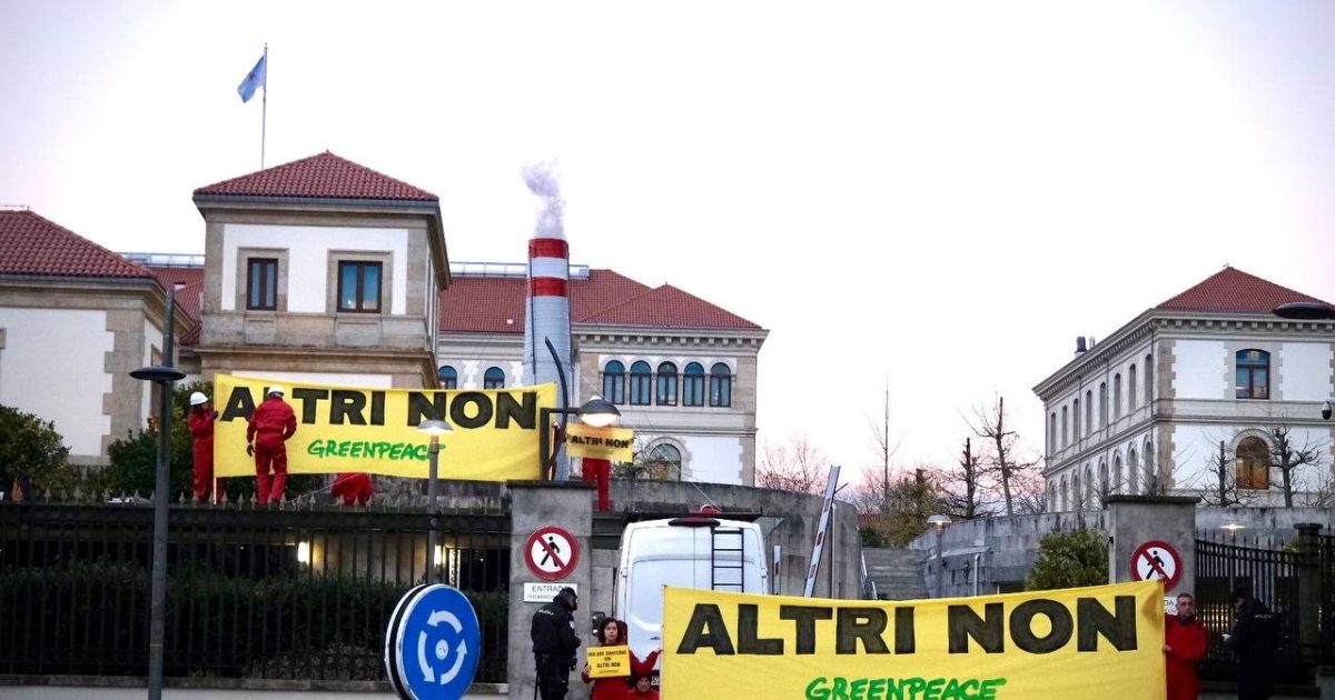 Una gran chimenea en la Xunta con el lema "ALTRI NON" - ES | Greenpeace ...